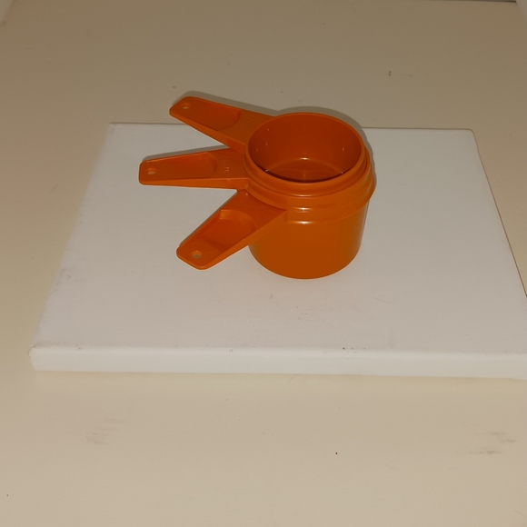 Tupperware | Kitchen | Tupperware Orange Measuring Cups Vintage Euc ...
